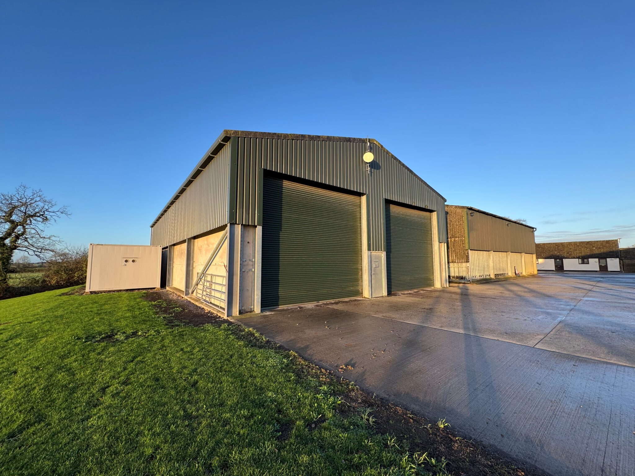 To Let: Medium Portal-Framed Barn: 3,100 ft2 / 288m2 – Greenway Training